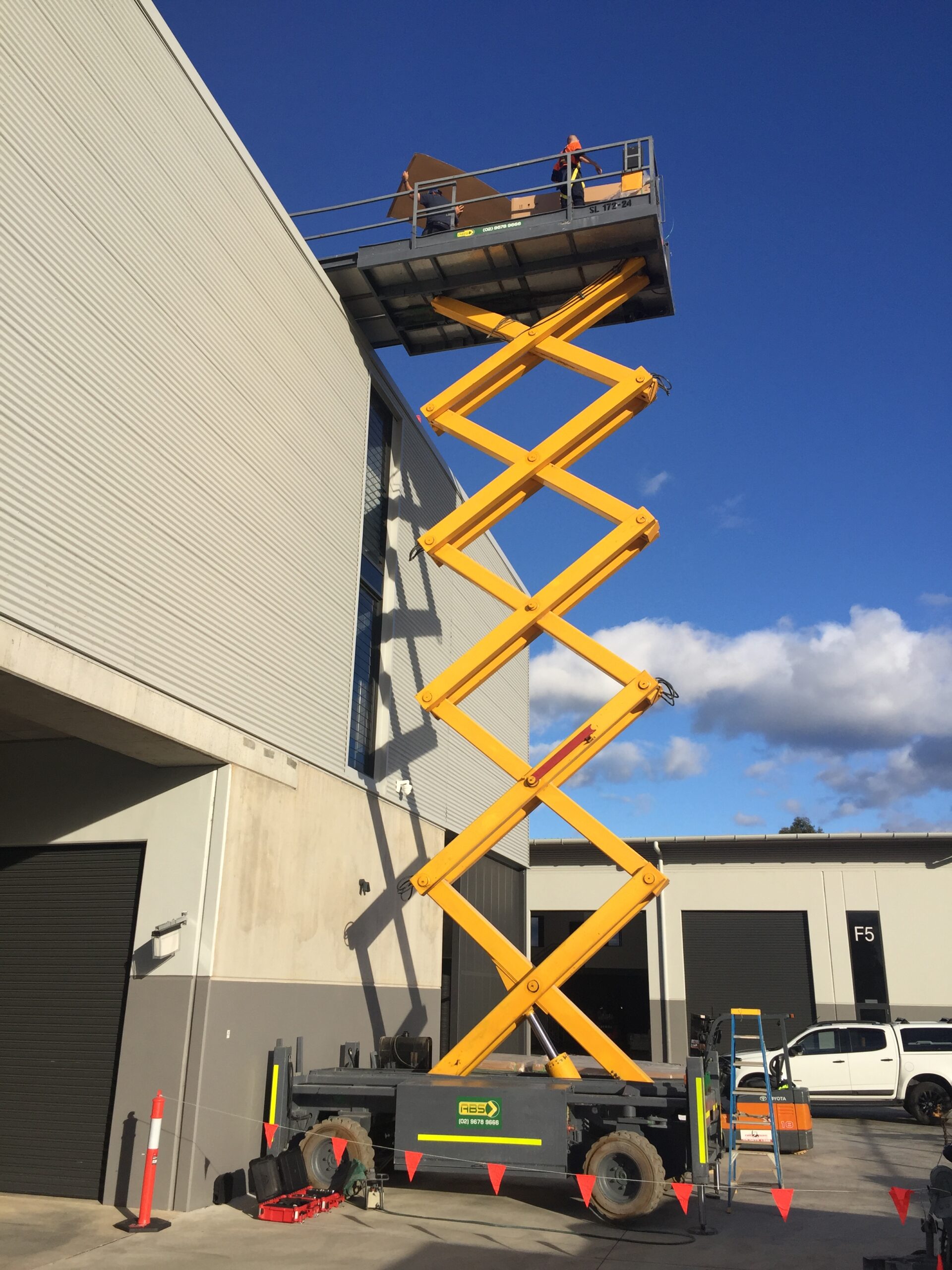 Scissor Lift vs Boom Lift: Which One Should You Hire?